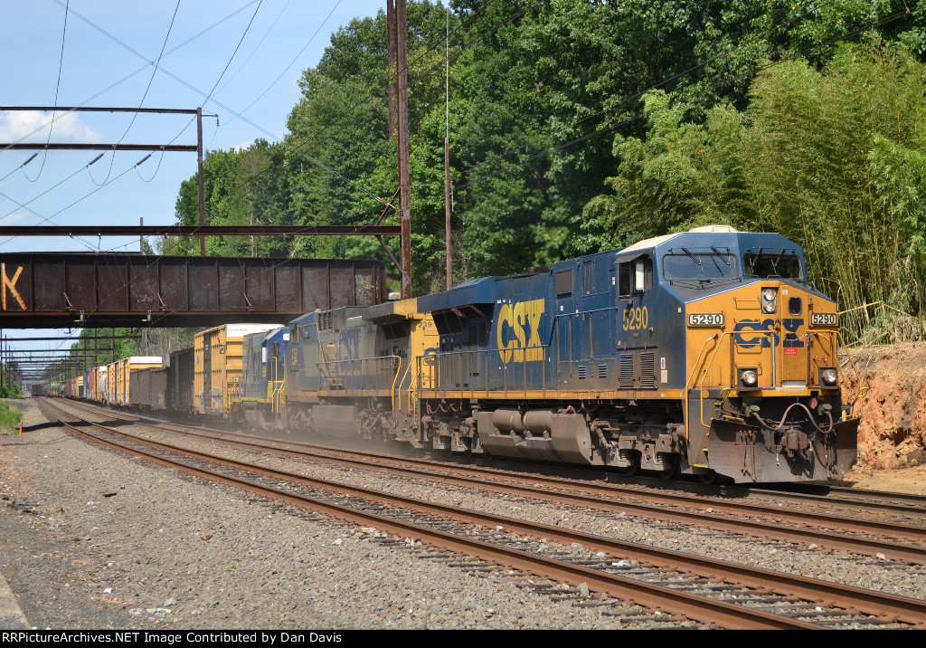 CSX ES40DC 5290 leads Q439-03